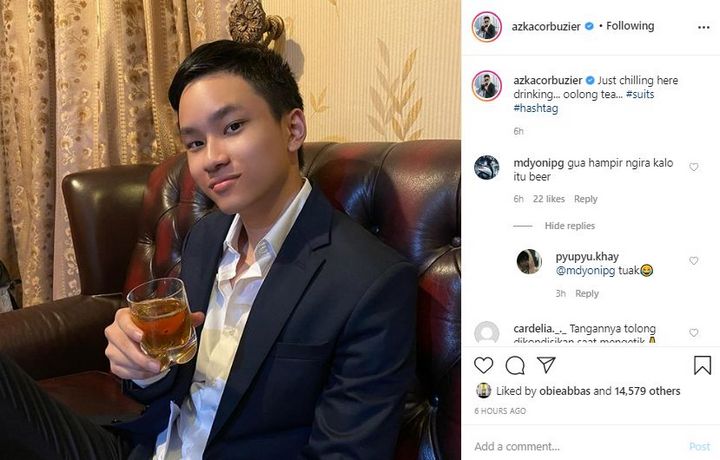 Azka Corbuzier Makin Ganteng Pakai Jas, Gelas Berisi Minuman Disorot