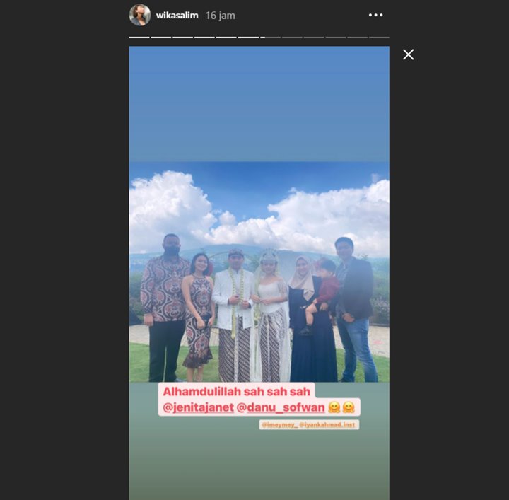 Pakai Batik Couple, Wika Salim Kondangan Bareng 'Pacar' di Pernikahan Jenita Janet