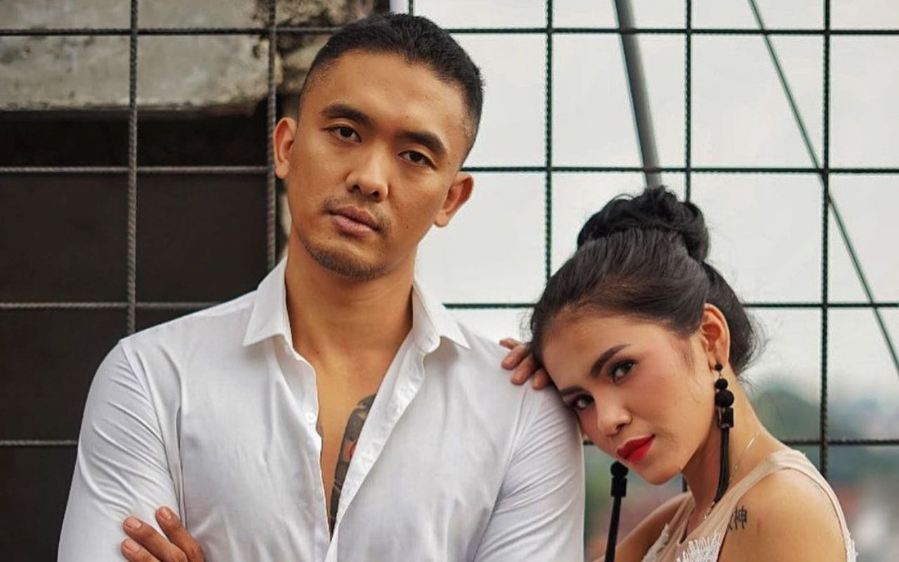 Foto Uus Ciuman Mesra Dengan Istri Cantik Dinilai Tak Pantas, Reaksi ...