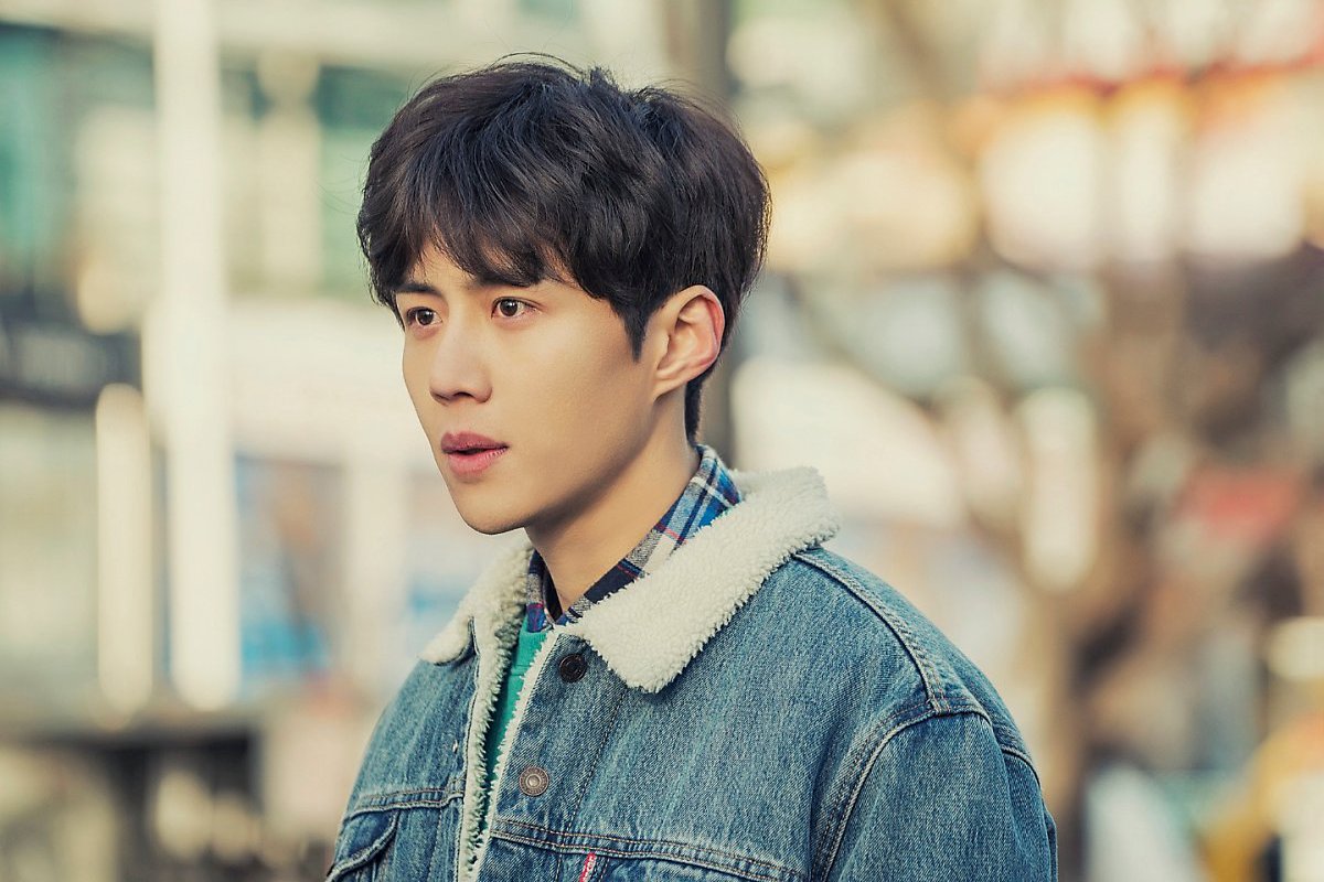 Biasa Pose Keren, Kim Seon Ho Malu-Malu Saat Jalani Pemotretan Poster ...