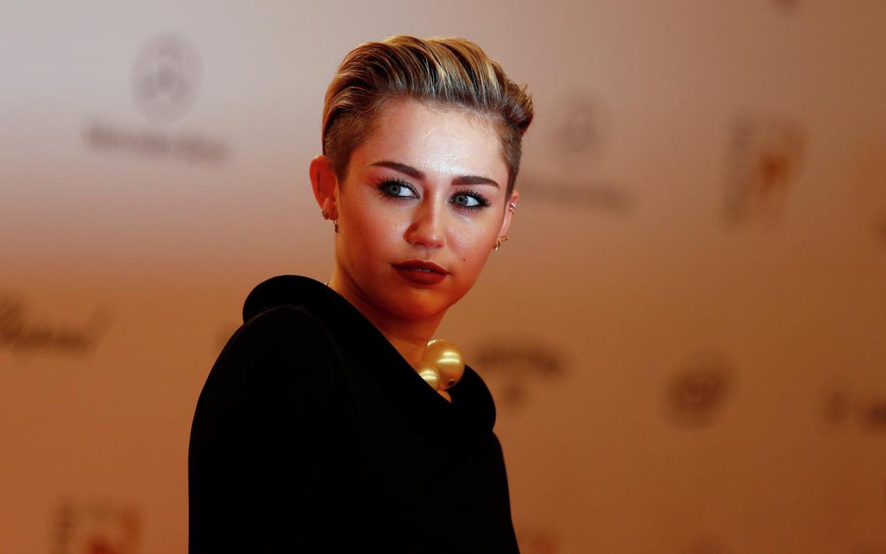 Miley Cyrus Tahan Nangis Saat Tampilkan 'Wrecking Ball' di Super Bowl ...