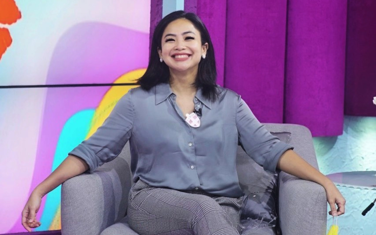Beri Wejangan, Potret Cantik Feni Rose Bak Model Majalah Curi Perhatian