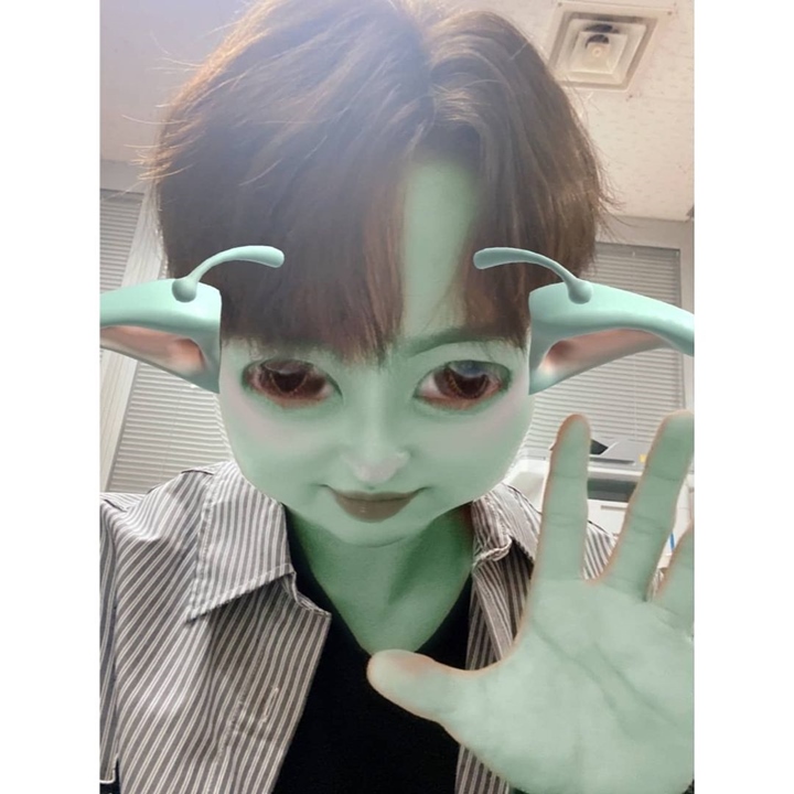 Lee Know memakai filter Alien saat selfie