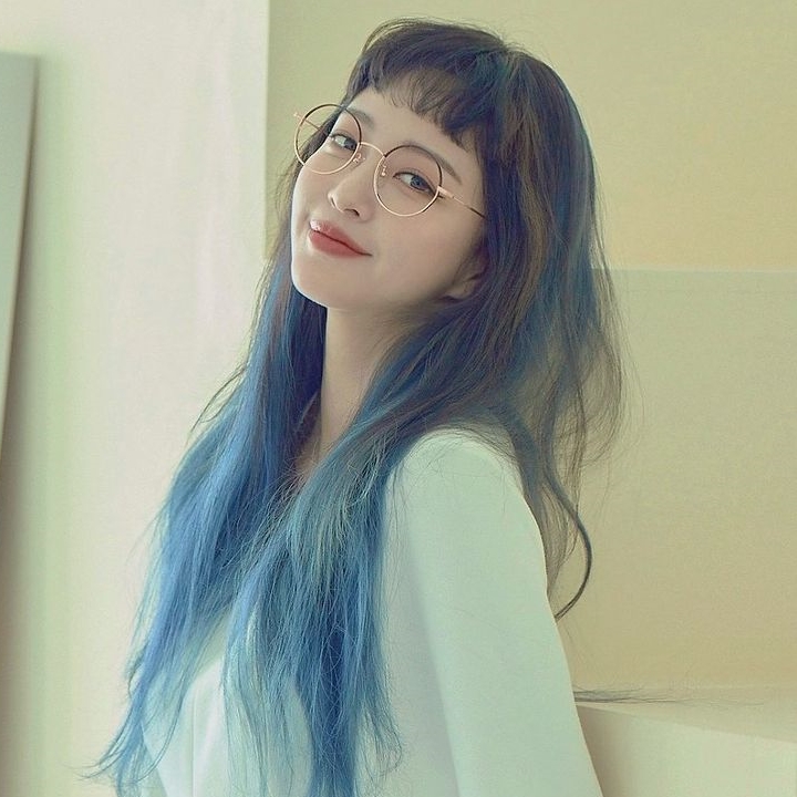 Rambut panjang ombre dengan poni yang lucu