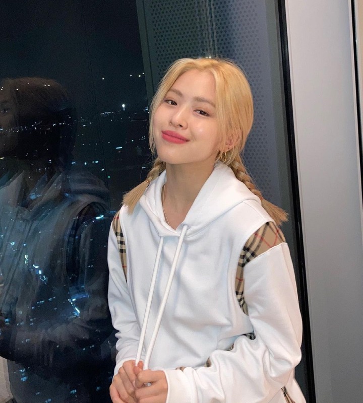 Cantik dan Mempesona, Berikut 7 Potret Ryujin ITZY dengan Gaya Rambut Pirang