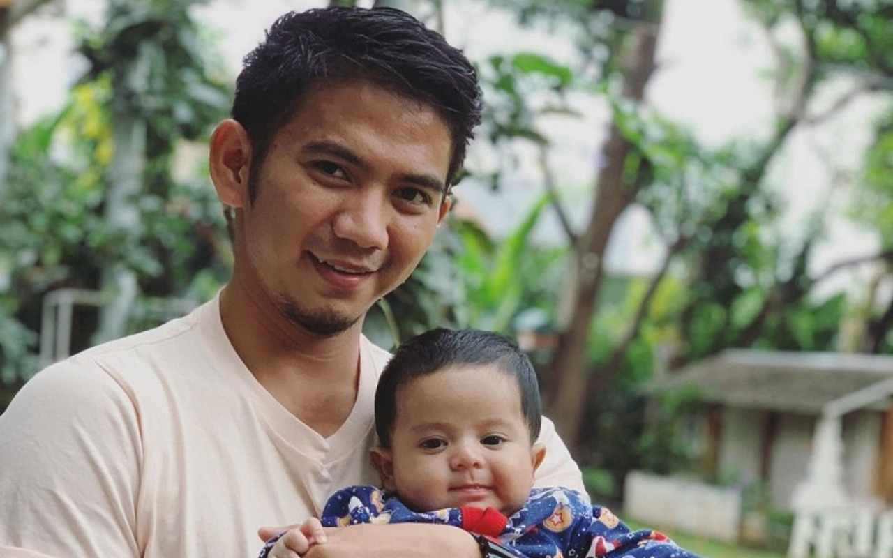 Hempas Isu Tes DNA, Begini 7 Potret Kedekatan Rizky DA dan Sang Anak