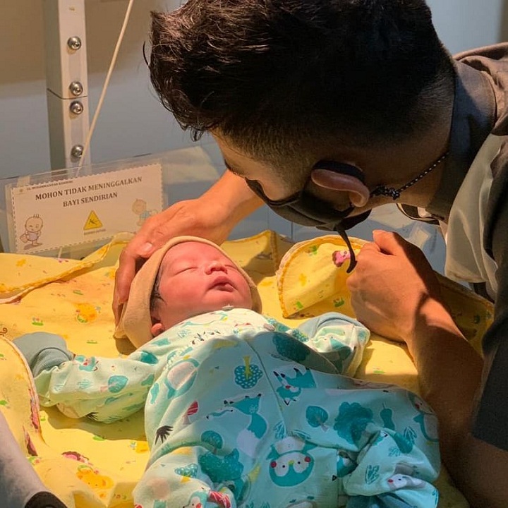 Hempas Isu Tes DNA, Begini 7 Potret Kedekatan Rizky DA dan Sang Anak