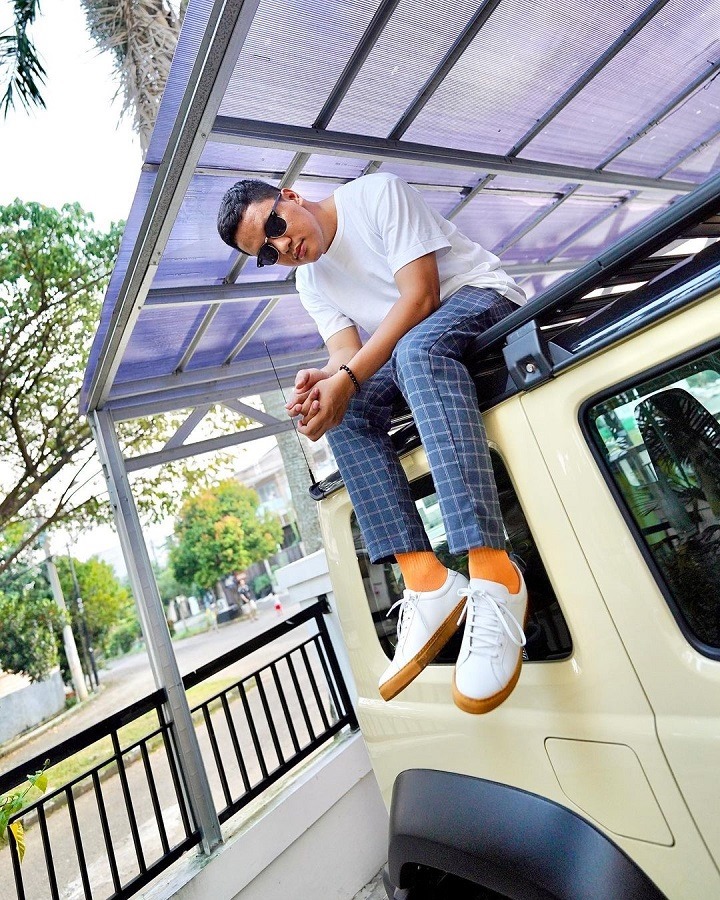 Tampil Keren Di Atas Mobil