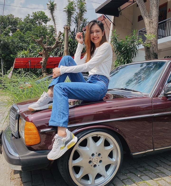 Berpose Di Atas Kap Mobil