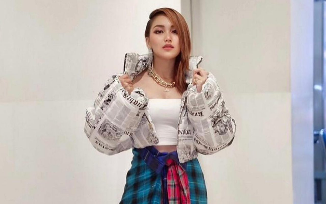 Bikin Salfok, Penampilan Ayu Ting Ting Pakai Crop Top dan Rok Mirip Sarung Banjir Pujian