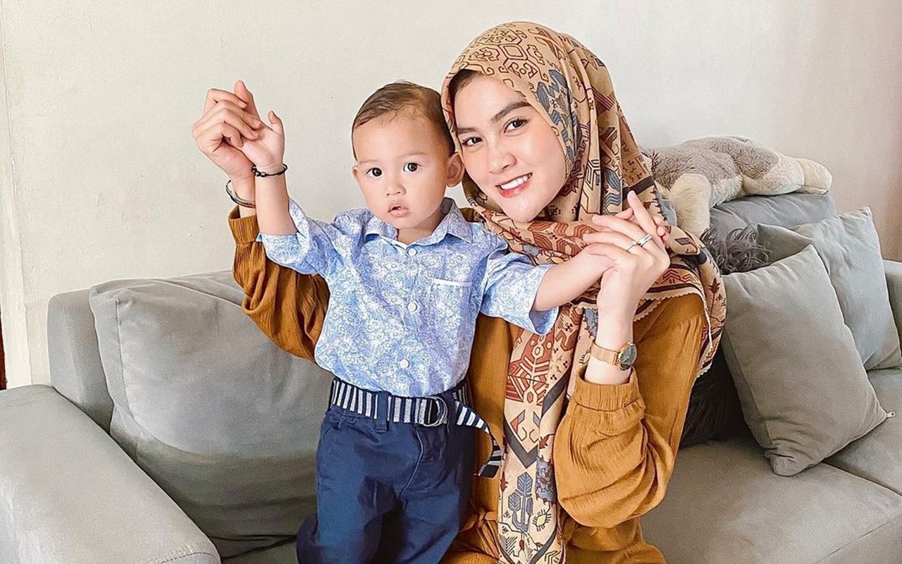 Jadi Istri Baru Alvin Faiz, Ini 7 Potret Cantik Henny Rahman Saat Asuh Anak