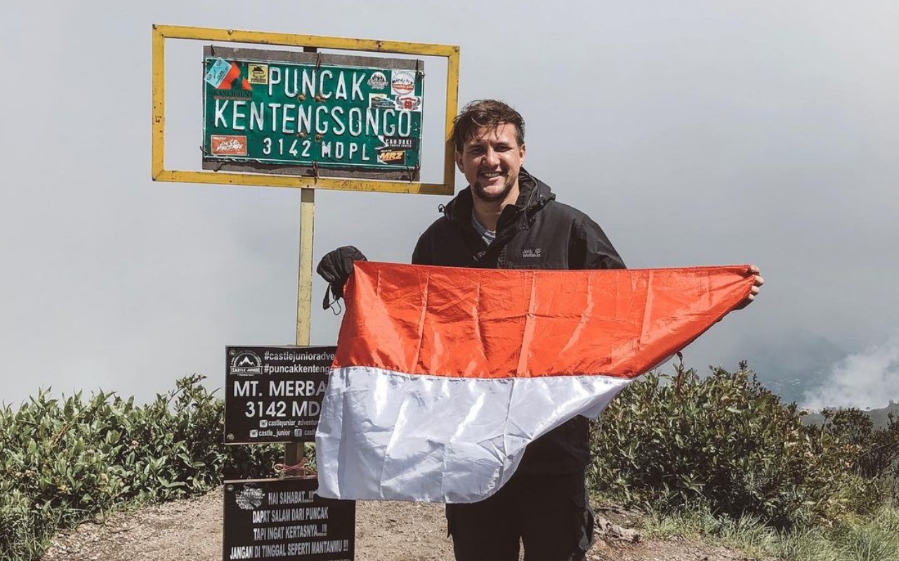 7 Potret Fotogenik Stuart Collin Yang Kini Fokus Jadi Traveller
