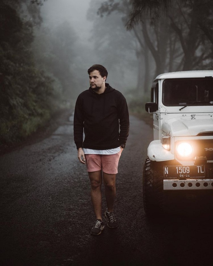 Gaya berdiri di samping mobil