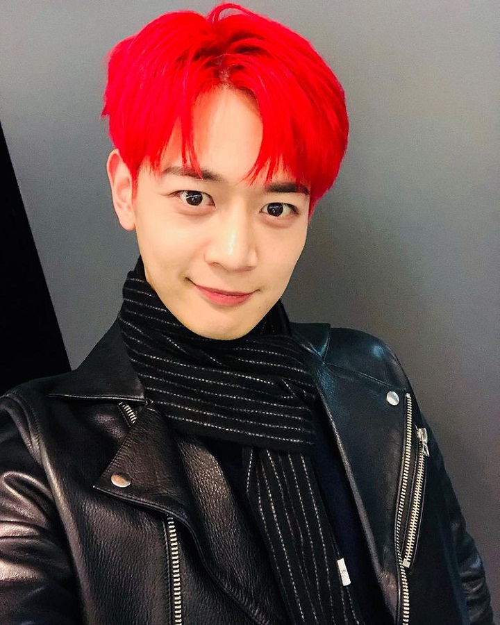 Stunning dengan rambut merah terang