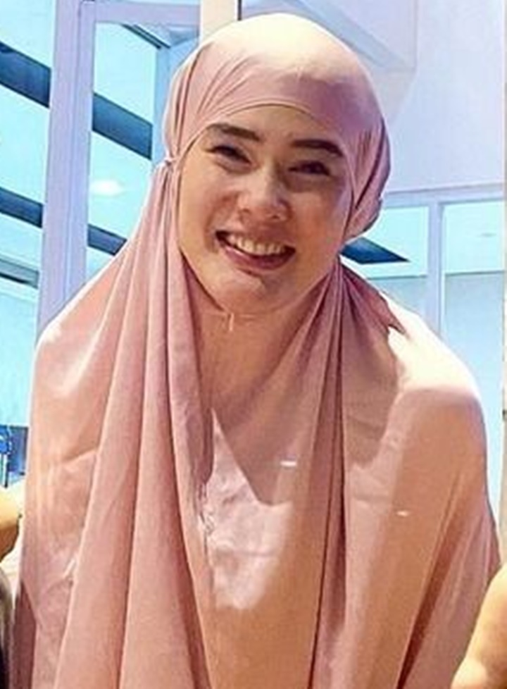 Stevianne Agnecya Eks Istri Samuel Rizal Cantik Bermukena, Status ...