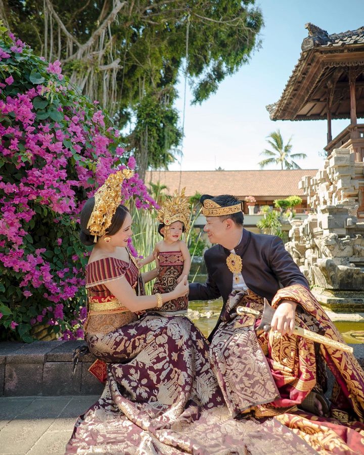 dress code kenakan baju adat bali