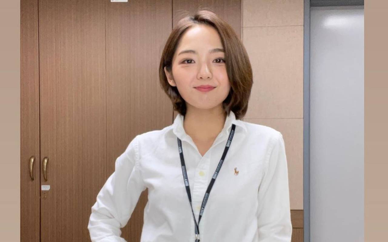 Pinggang Ramping Seo Shin Ae Mengintip Saat Berpose Bebas Sukses Curi Fokus