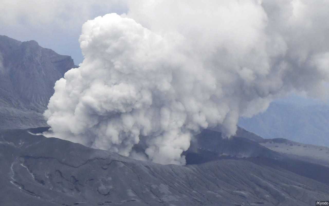 Salah Satu Gunung Vulkanik Terbesar Dunia Mt. Aso Di Jepang Erupsi ...