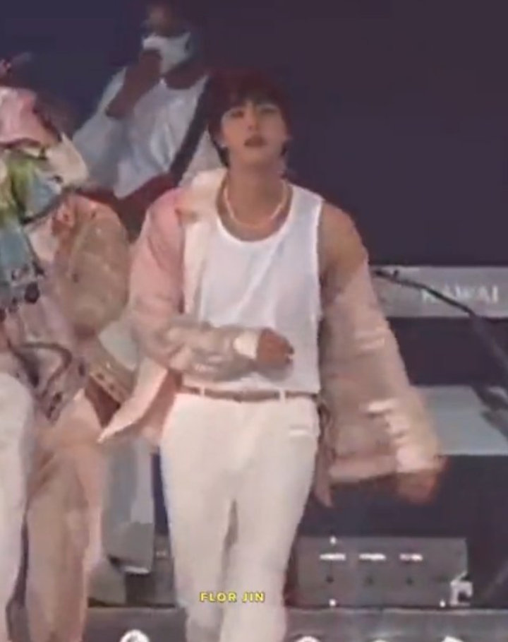 Cowok Alim, Jin BTS Buru-Buru Tutupi Bagian Tubuh yang Terekspos Saat ...