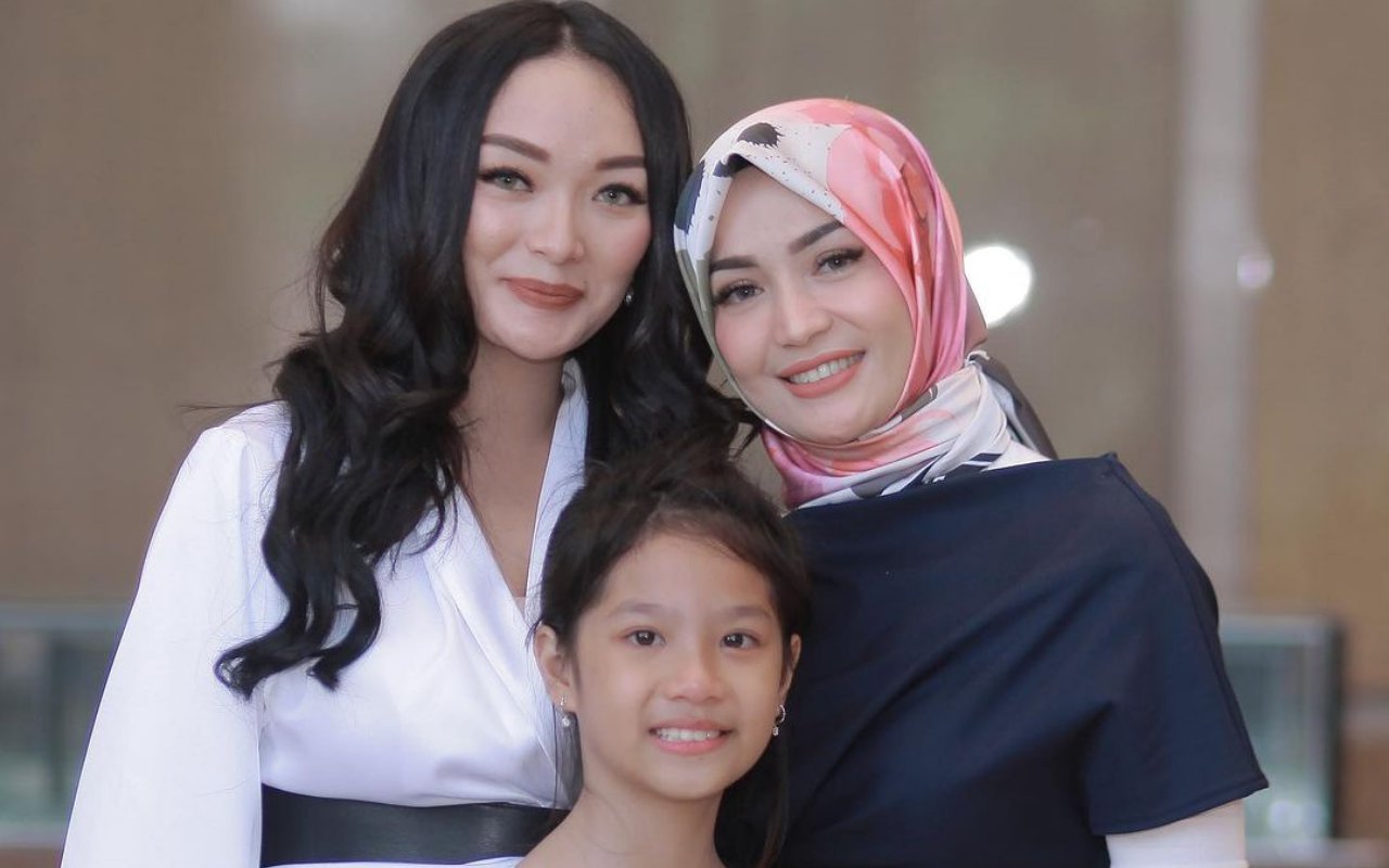 Zaskia Gotik Perlihatkan Kado dari Putri Tiri untuk Anaknya hingga ...