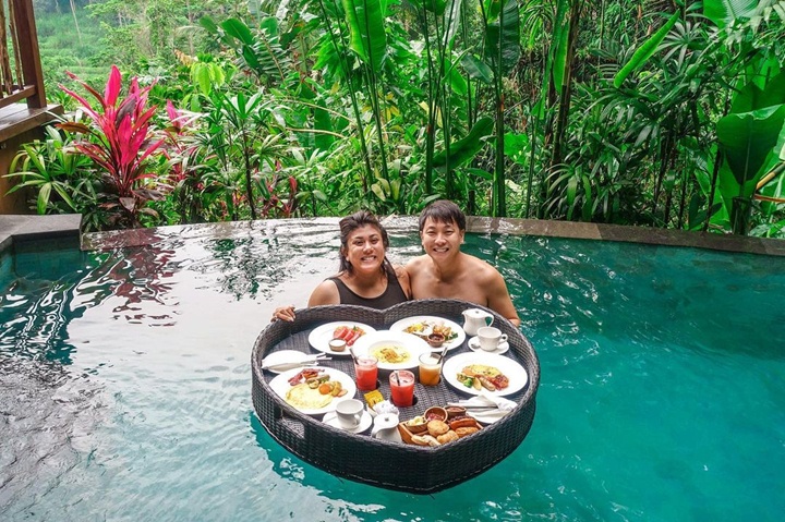 Floating Breakfast Saat Honeymoon