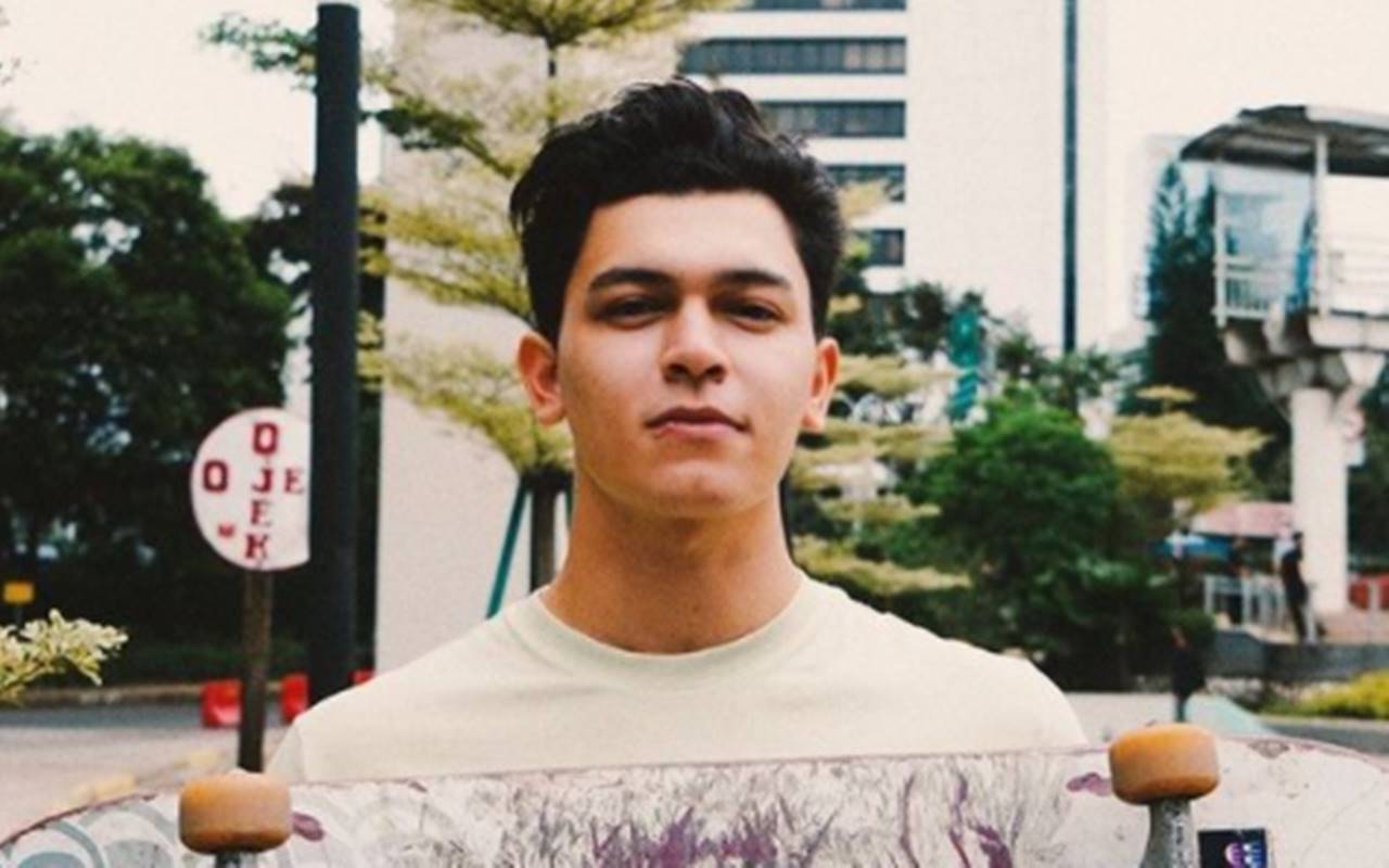 Awali Karier Sebagai Model, Adam Peter Kini Serius Masuki Dunia Musik ...