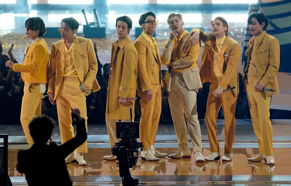 AMA 2021: Aksi Panggung BTS Bawakan 'My Universe' dan 'Butter' Tuai Reaksi Seperti Ini