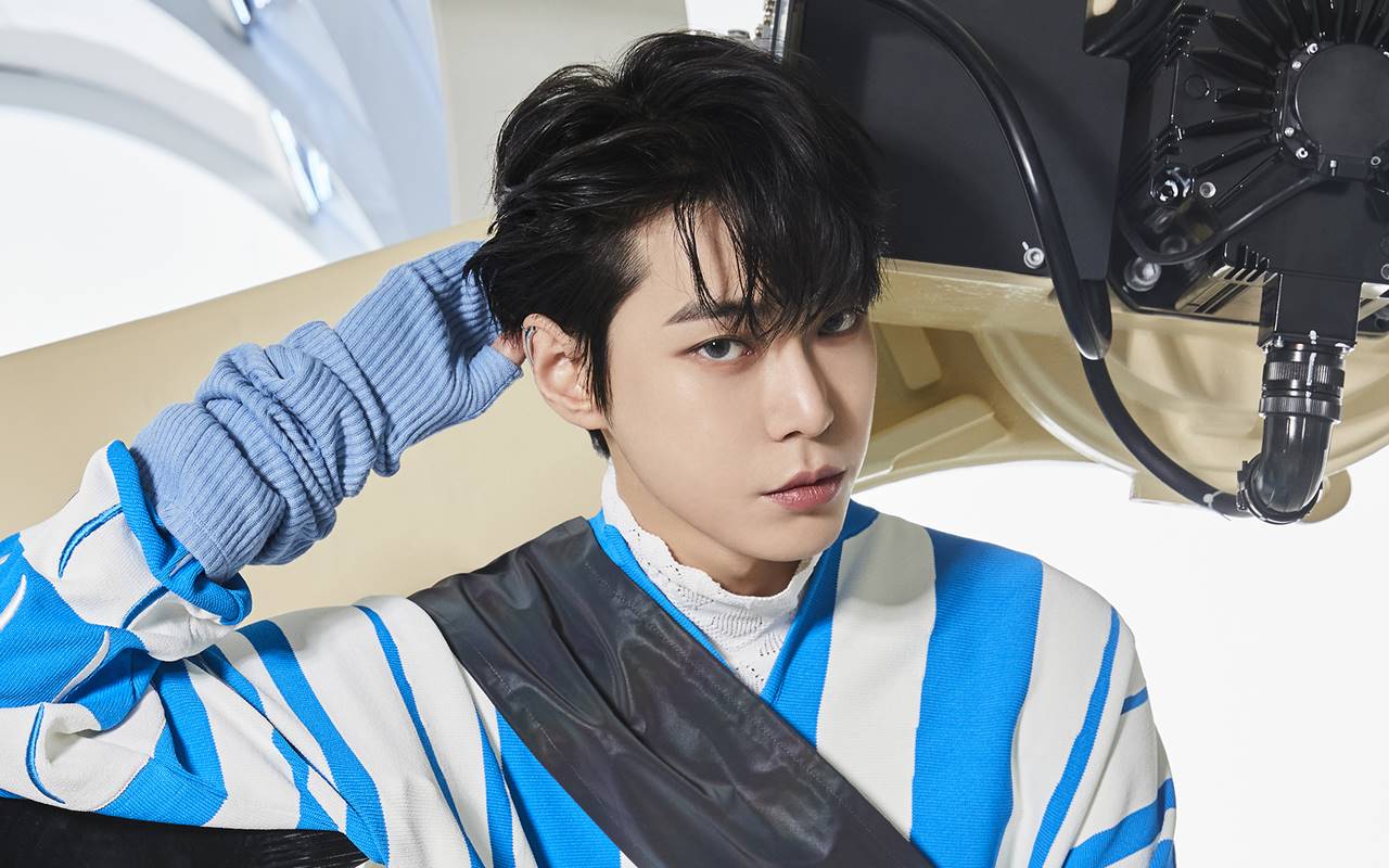 AAA 2021: Doyoung NCT Tampil Gagah Sebagai Aktor, Terima Penghargaan Auto Bikin Bangga