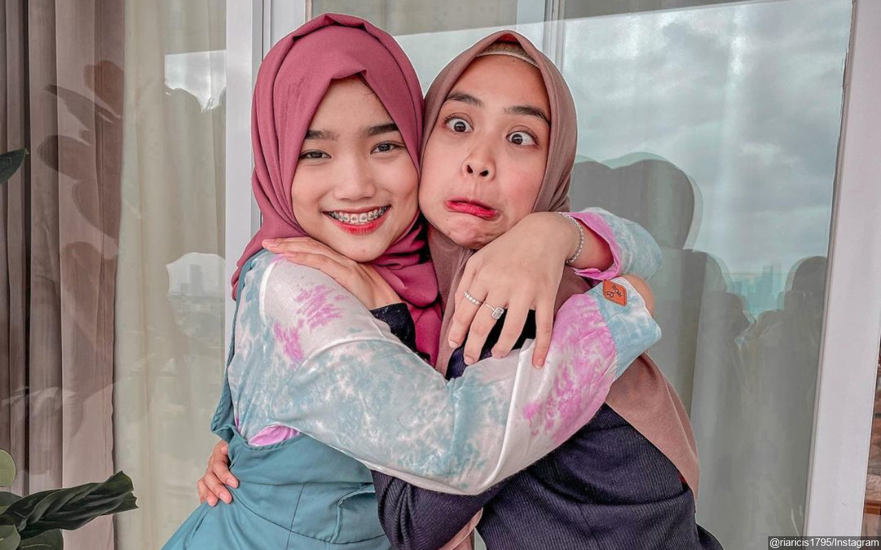 Cantik Berhijab, Wajah Sendu Fuji Peluk Ria Ricis Ngode Kangen Vanessa ...