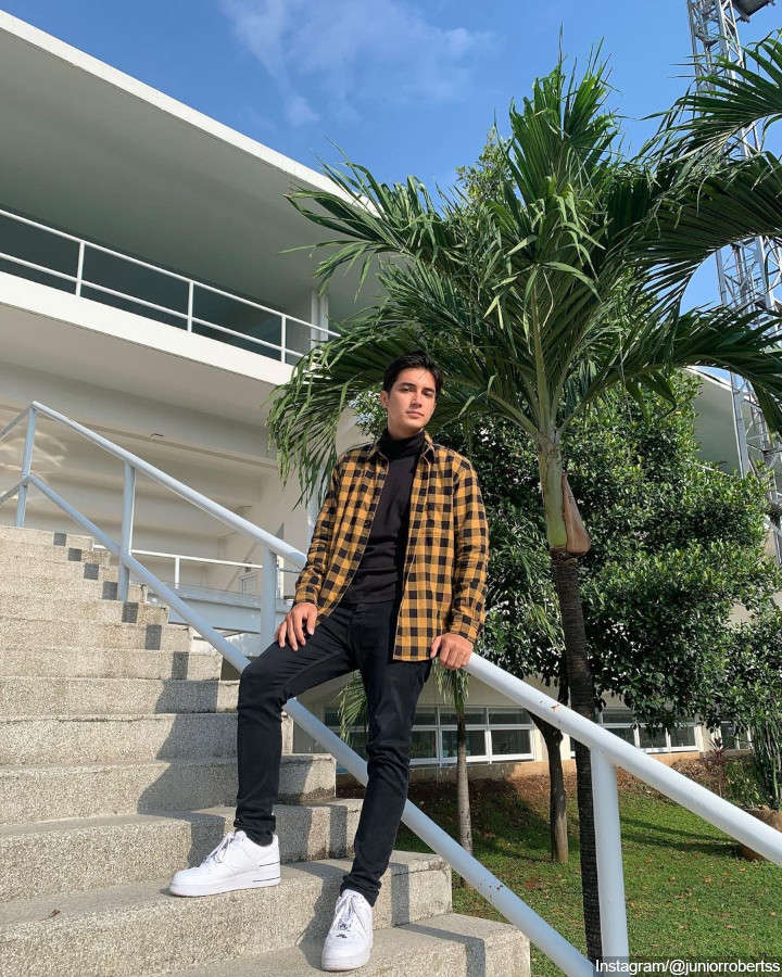 Hempas Rumor Miring, Junior Roberts Tampil Ganteng Dalam 7 Potret Ini