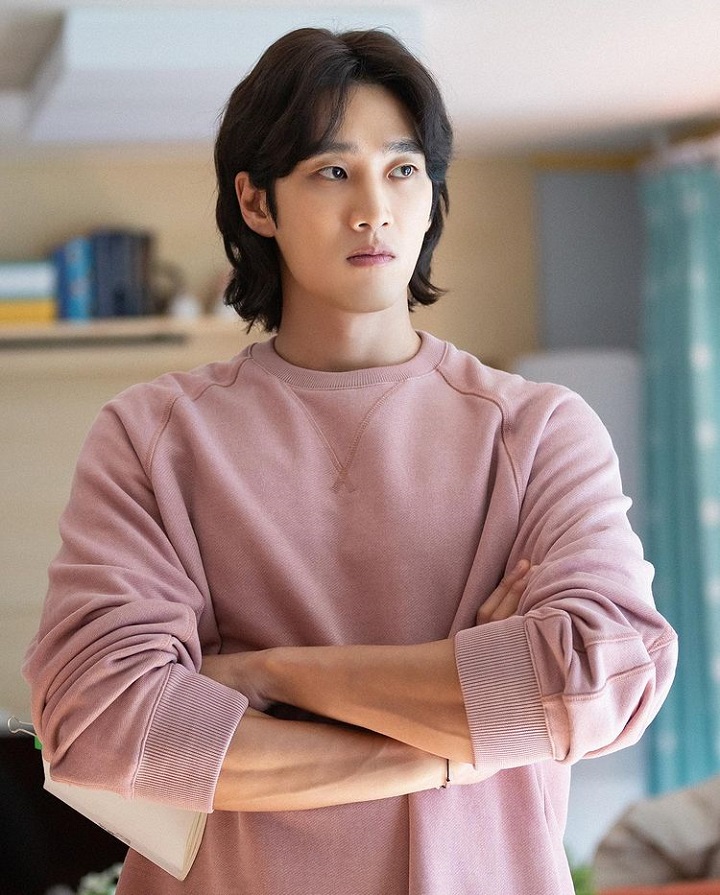 Gantikan Kim Seon Ho, 8 Potret Ahn Bo Hyun Siap Gabung Yoona Bintangi Film Baru