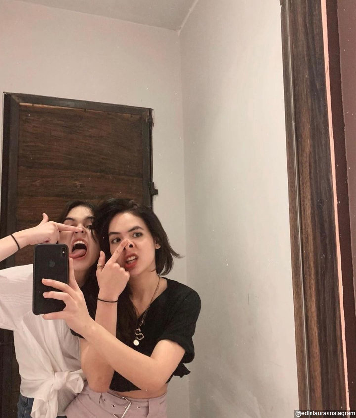 Mirror Selfie Yang Menggemaskan