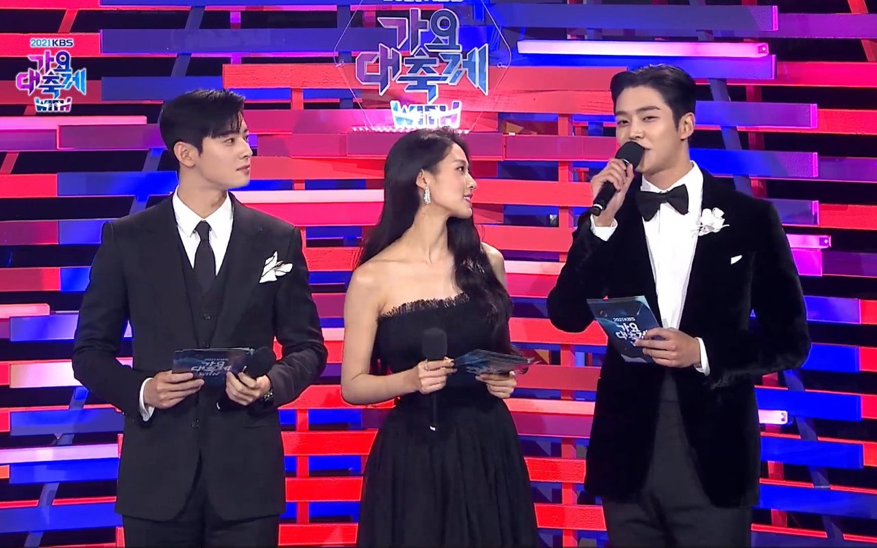 KBS Gayo Daechukje 2021: Jadi Host, Kombinasi Visual Cha Eunwoo, Seolhyun dan Rowoon Bikin Takjub