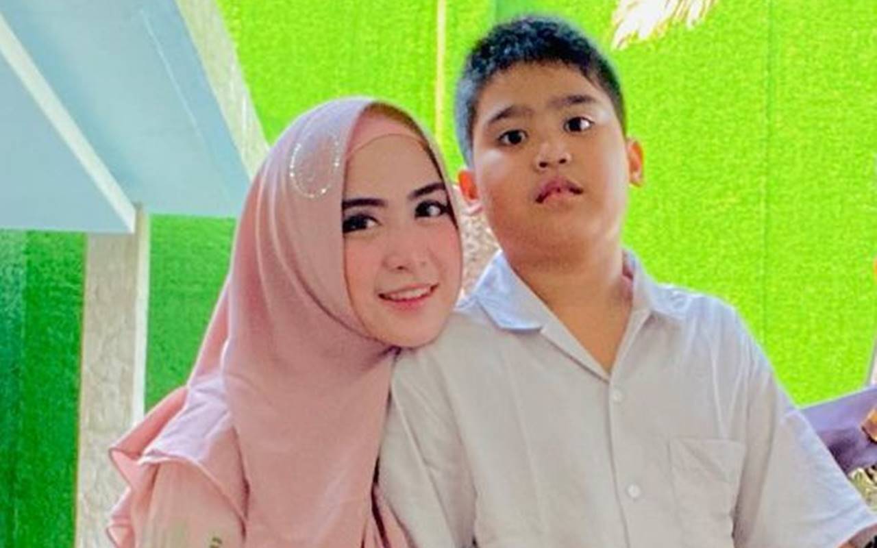 April Jasmine Tahan Tangis Cerita Soal Putra Sulung yang Sudah 5 Bulan ...