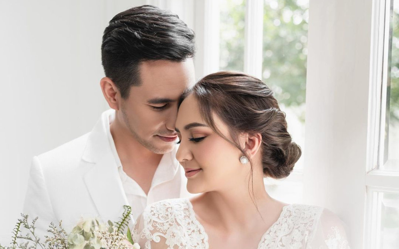 Rayakan Anniversary, Darius Sinathrya Posting Surat Cinta 2 Tahun Lalu ...