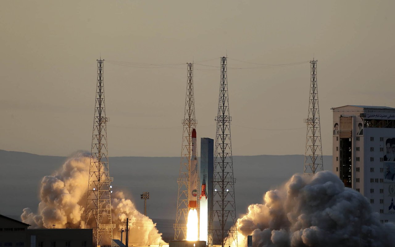 Iran Klaim Telah Luncurkan Roket ke Luar Angkasa