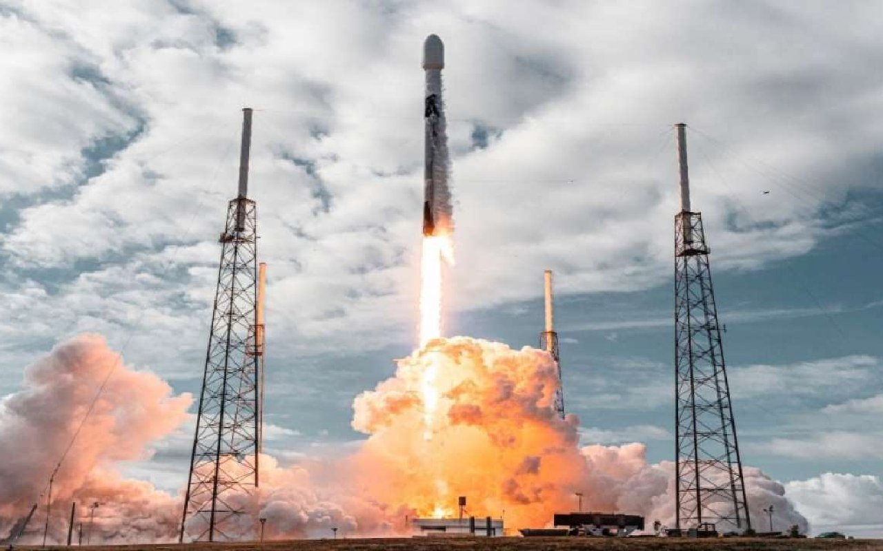 Roket Luar Angkasa Elon Musk Akan Bertabrakan dengan Bulan, Astronom ...