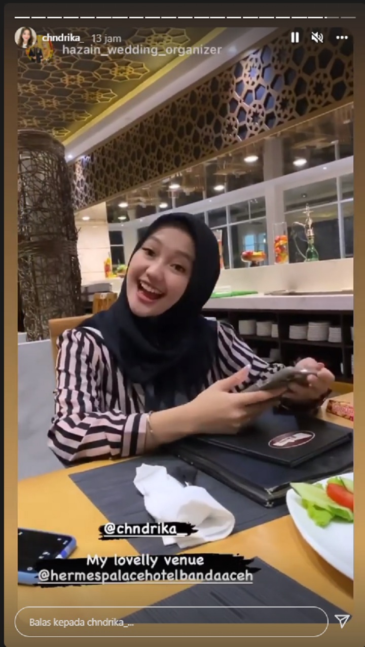 senyum manis bikin adem