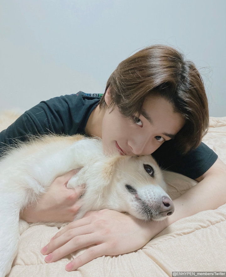 8 Potret Jake ENHYPEN, Idol Yang Dibiarkan Agensi Pakai Kalung Nama Tuhan