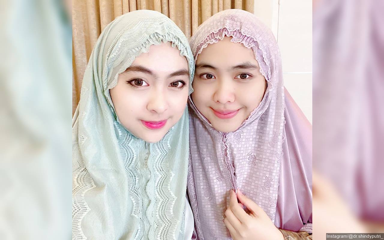 Oki Setiana Dewi Dan Adiknya