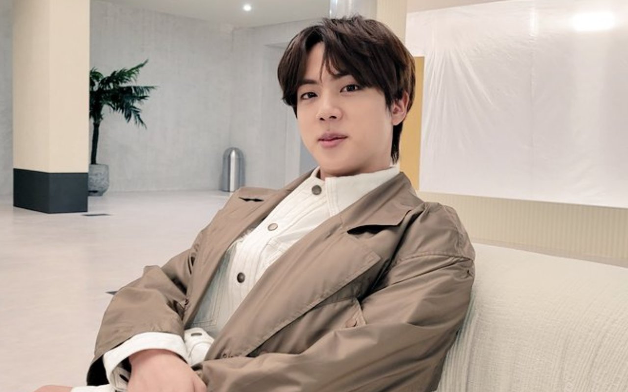 Jin BTS Pamer Wajah No Makeup di Postingan Baru, Rambut Polem Bikin Salfok