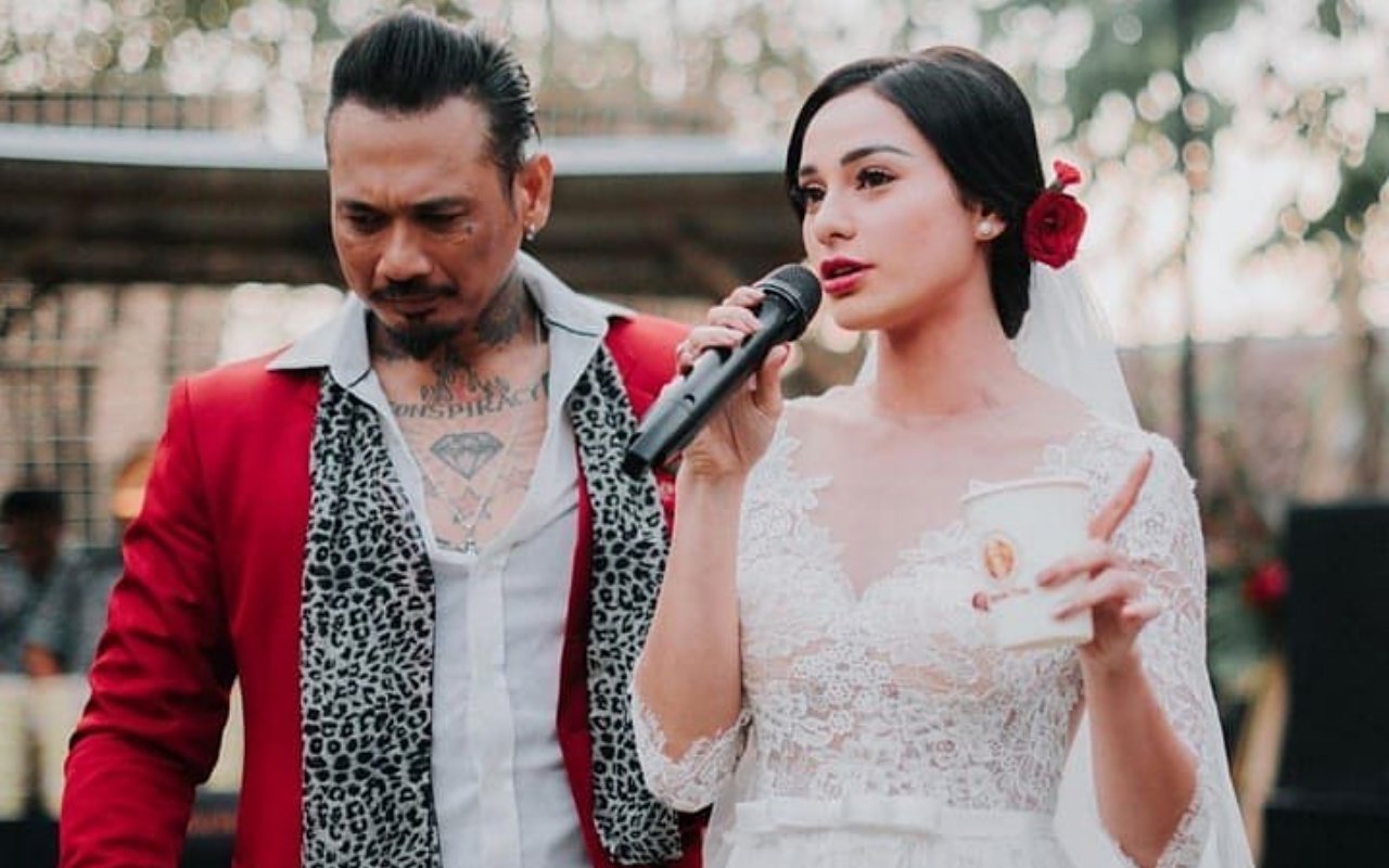 Jerinx SID Muntab Sang Istri Terus Jadi Sasaran Bully, Balik Sindir Pedas