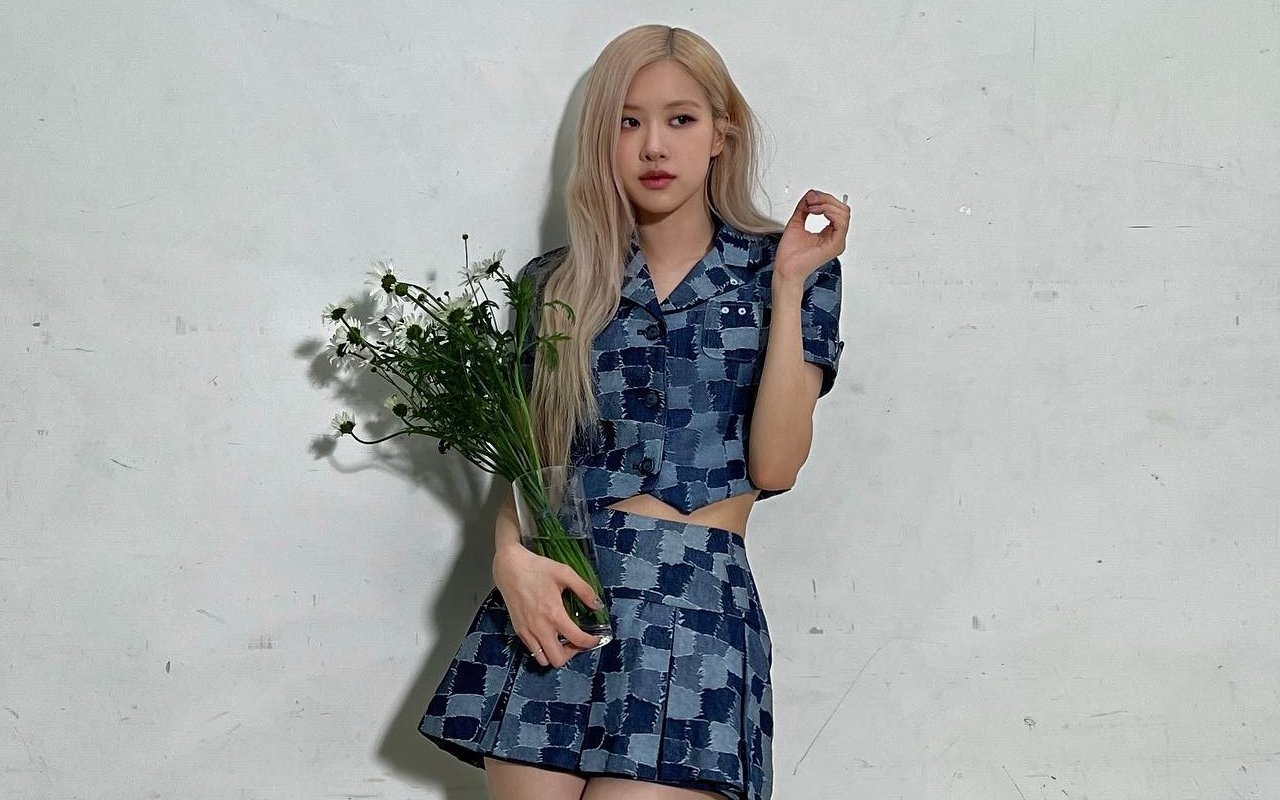 Baru Ultah, Rose BLACKPINK Pamer Body Goals Pakai Bikini di Kolam Renang