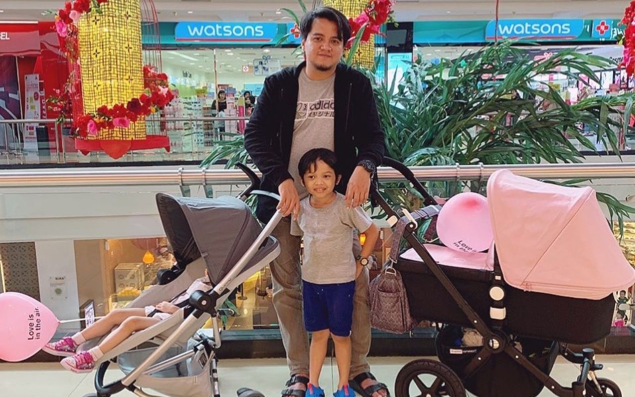 8 Potret Steno Ricardo Momong Anak Sebelum Viral Isu Selingkuh Dari ...