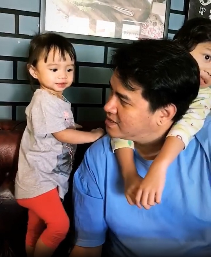 8 Potret Steno Ricardo Momong Anak Sebelum Viral Isu Selingkuh Dari ...