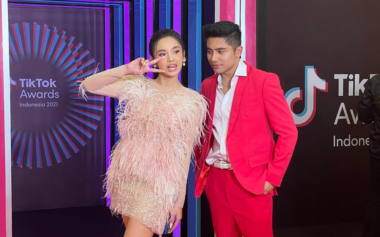 TikTok Awards 2022: Lyodra dan Riza Syah Debut Red Carpet Sebagai ...