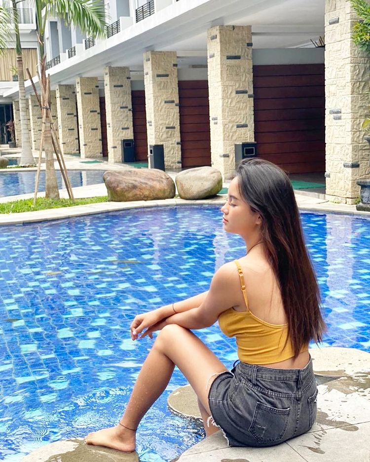 Viralkan Goyang Pargoy, Ini 10 Potret Liburan TikToker Kienzy Keliling ...