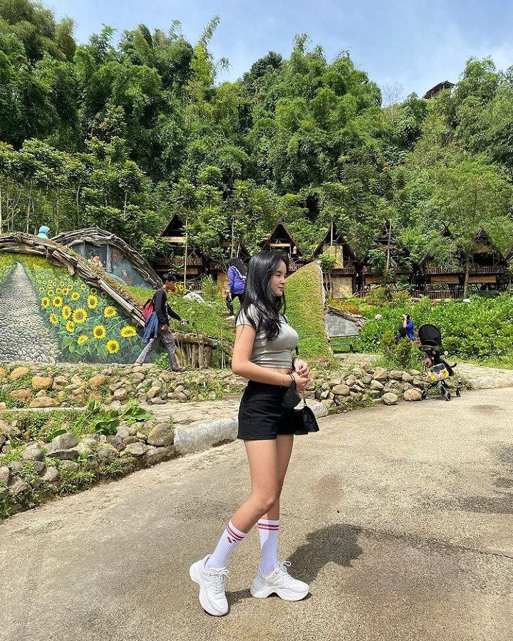 Viralkan Goyang Pargoy, Ini 10 Potret Liburan TikToker Kienzy Keliling ...