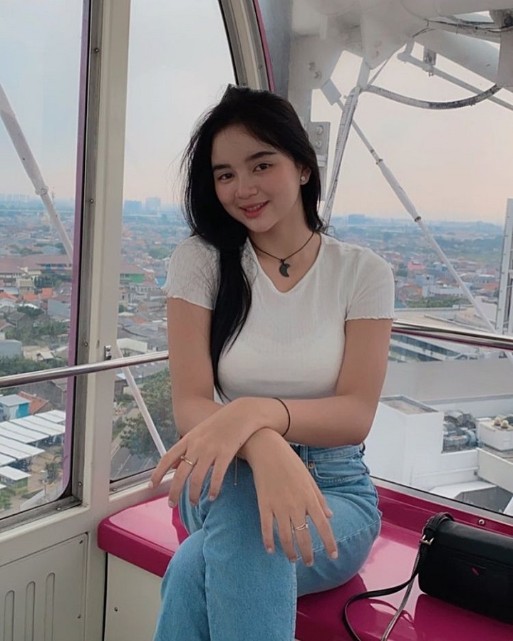 Viralkan Goyang Pargoy, Ini 10 Potret Liburan TikToker Kienzy Keliling ...