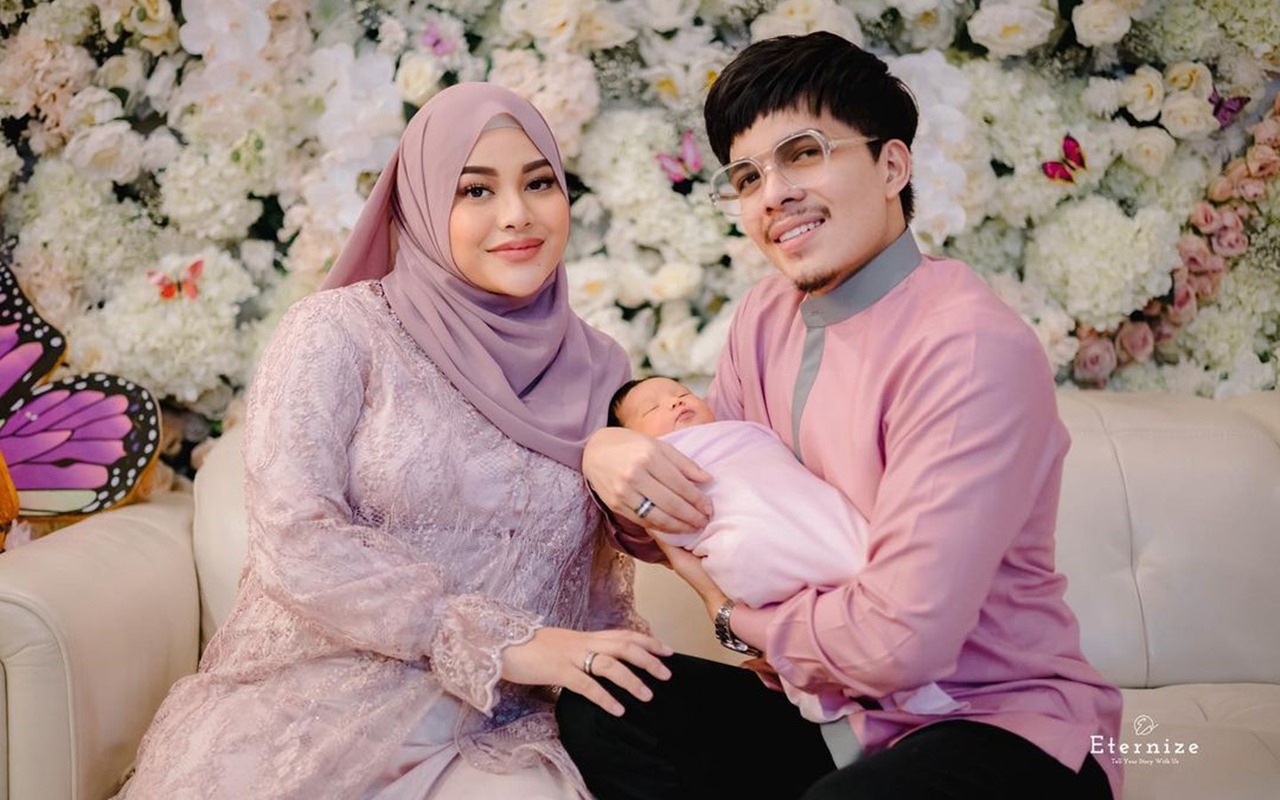 Abaikan Uus, Atta Halilintar Happy Gendong Ameena Hanna Dalam 8 Potret Ini